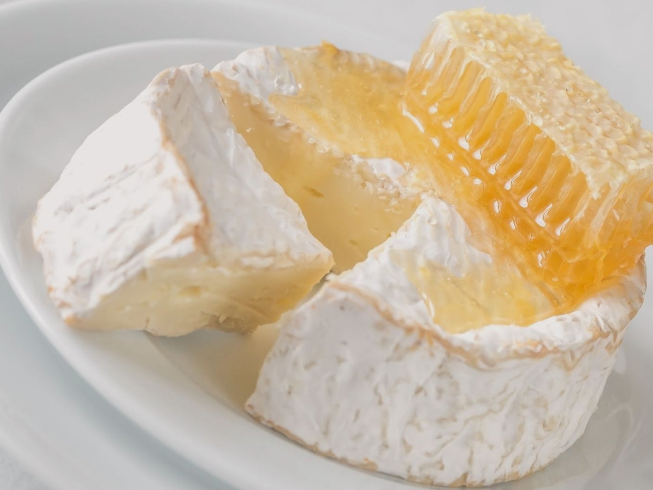 How to Eat Honeycomb (and Why You Should) – Ames Farm Single Source Honey